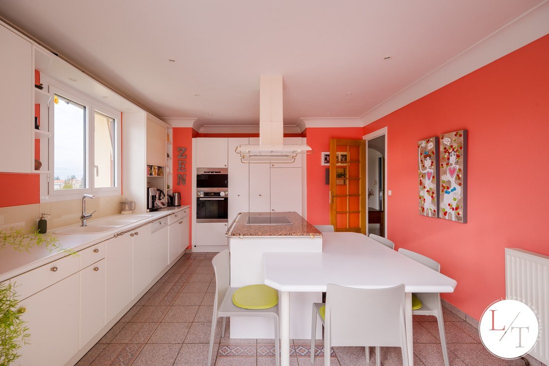 Frontonas Traditionnelle In Frontonas, Auvergne Rhône Alpes, Frankreich ...