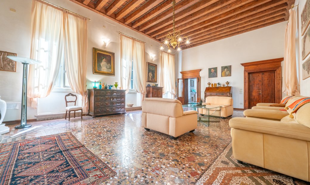 Piano Nobile Affrescato Nel Cuore Del Centro Storico In Verona, Veneto ...