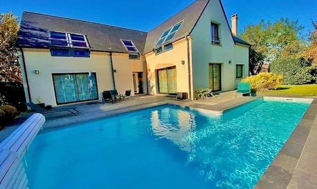 Impeccable 4 Bedroom House With Pool In The St In Vernon, Normandy ...