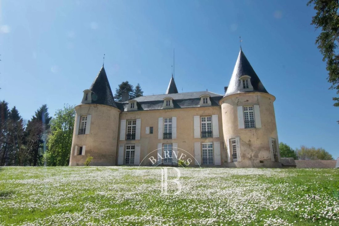 Bergerac, 18th Century Castle, Idyllic In Bergerac, Nouvelle Aquitaine ...