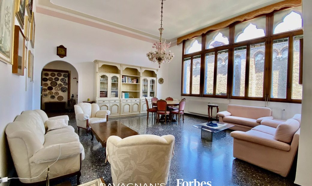 Elegant Piano Nobile Apartment With Canal View In The In Venice, Veneto ...