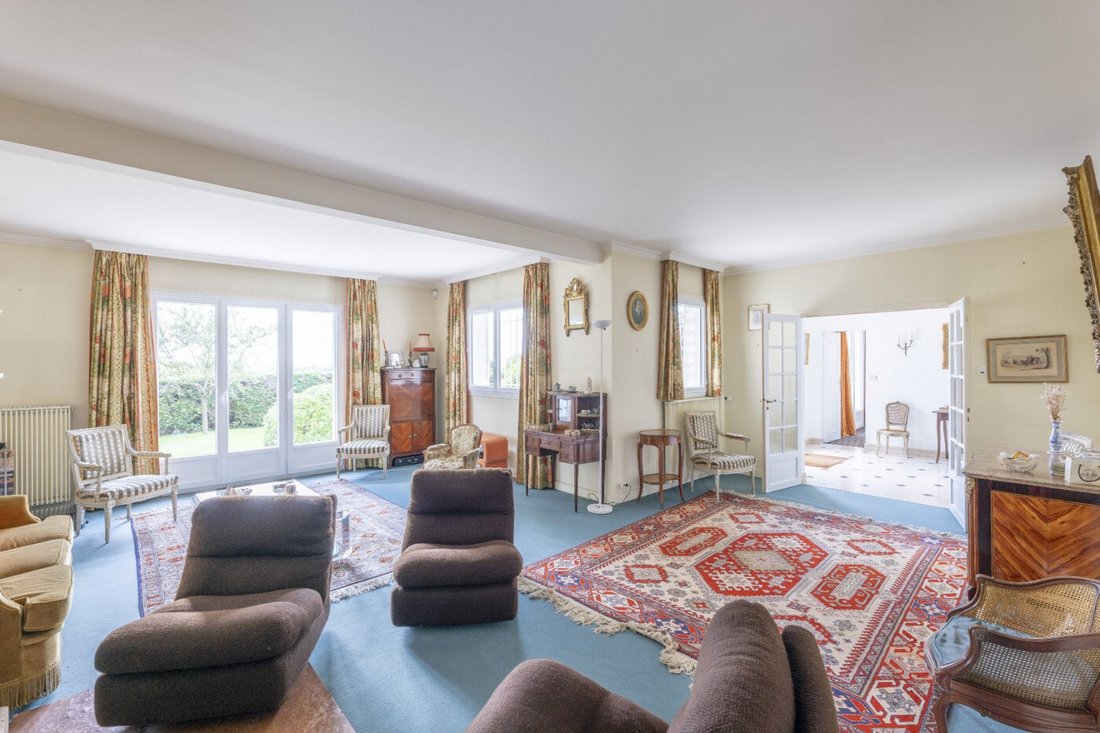 Spacious And Bright House With In Saint Nom La Bretèche, île De France ...