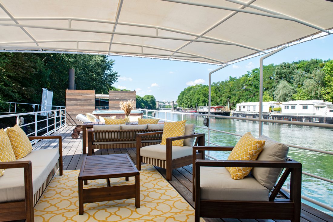 Outstanding Houseboat In A Lush, Green Setting In Paris, île De France ...