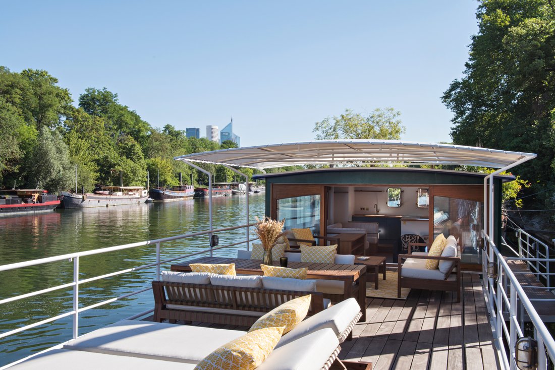 Outstanding Houseboat In A Lush, Green Setting In Paris, île De France ...