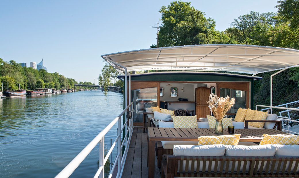 Outstanding Houseboat In A Lush, Green Setting In Paris, île De France ...
