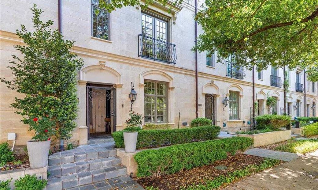 Sophisticated Urban Living In Stunning Townhome In Dallas, Texas ...