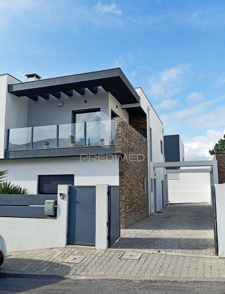 Just 11 Minutes From King And Praia Fonte Da In Corroios, Setubal ...