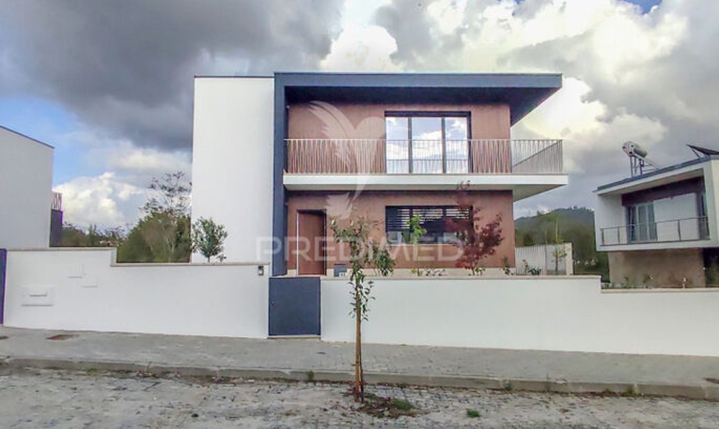 Discover This Stunning Contemporary Architecture T4 In Corvite, Braga ...