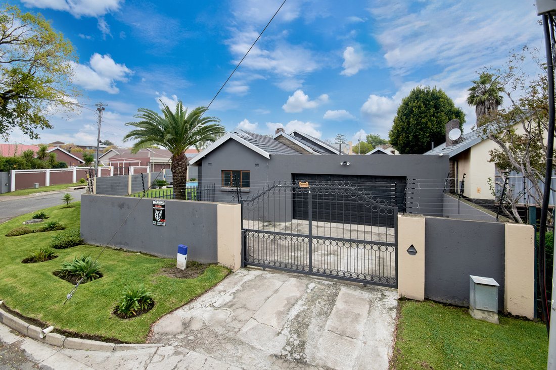 4 Bedroom House For Sale In Florida Lake In Roodepoort, Gauteng, South ...