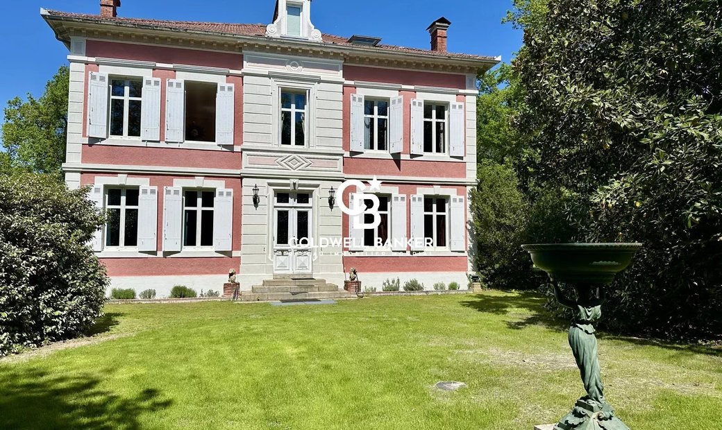Encantadora Propiedad De Carácter En El En Lesperon, Nueva Aquitania ...