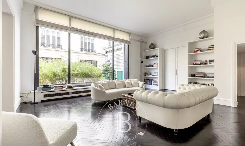 Paris 8 Golden Triangle Place François 1er In Paris, île De France ...