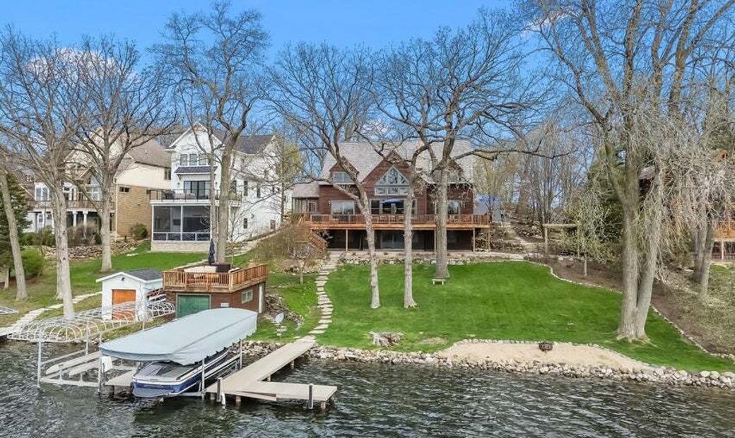 Spectacular Lakefront Lodge With In Lauderdale Lakes, Wisconsin, United ...