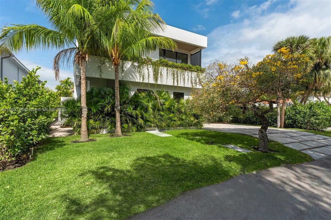 5 Bedrooms Single Family Detached In Key Biscayne, Florida, United ...