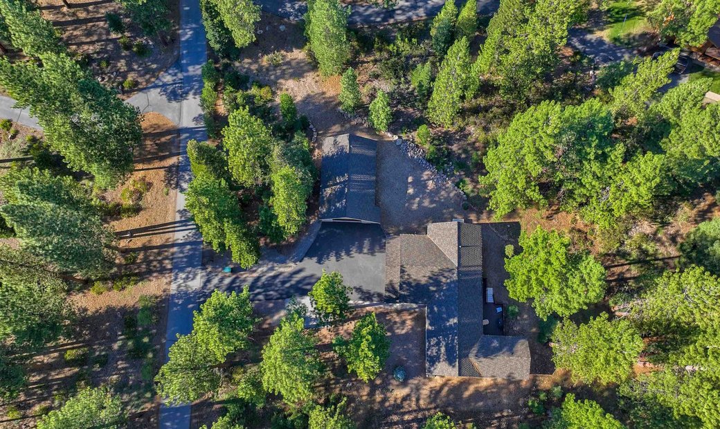 Stylish Forest Getaway With Open Layout & In Truckee, California ...