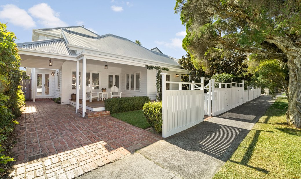 Fresh Coastal Abode In Hampton, Victoria, Australia For Sale (15597929)