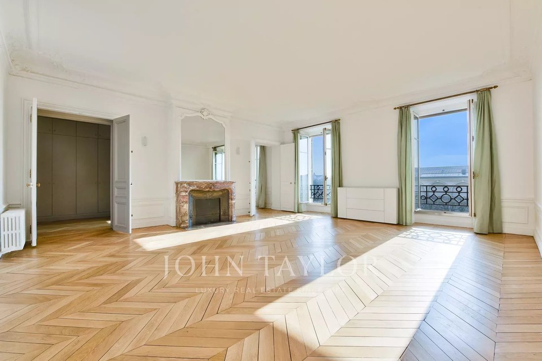 Sublime Apartment On Rue De Rivoli With In Paris, île De France, France ...