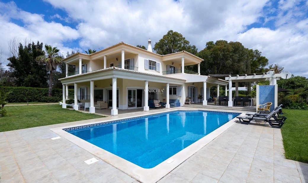 Splendid 4 Bedroom Villa In The Prestigious In Alvor, Faro District ...