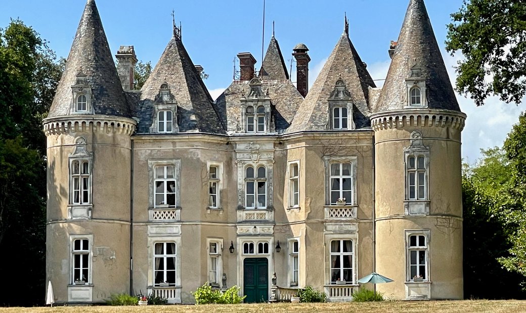 Ce Magnifique Château De Style Renaissance Du Dans Rennes, Bretagne ...