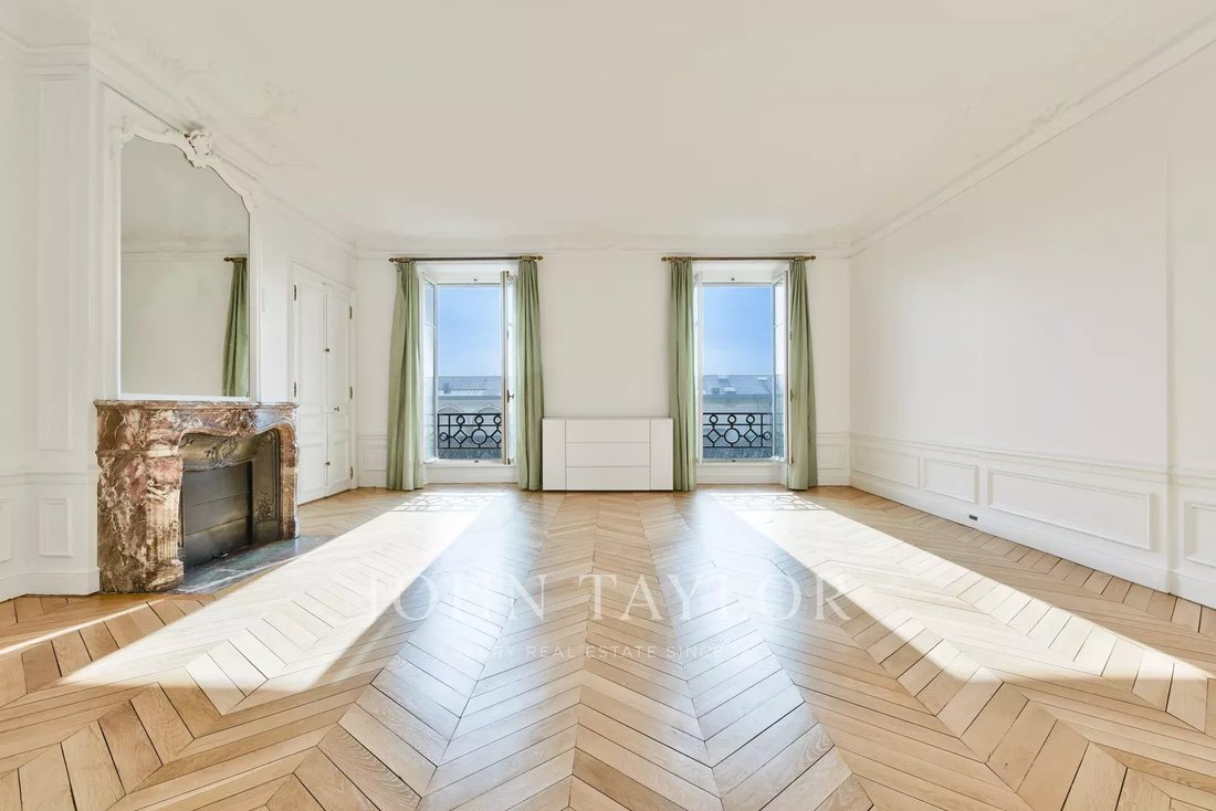 Sublime Apartment On Rue De Rivoli With In Paris, île De France, France ...