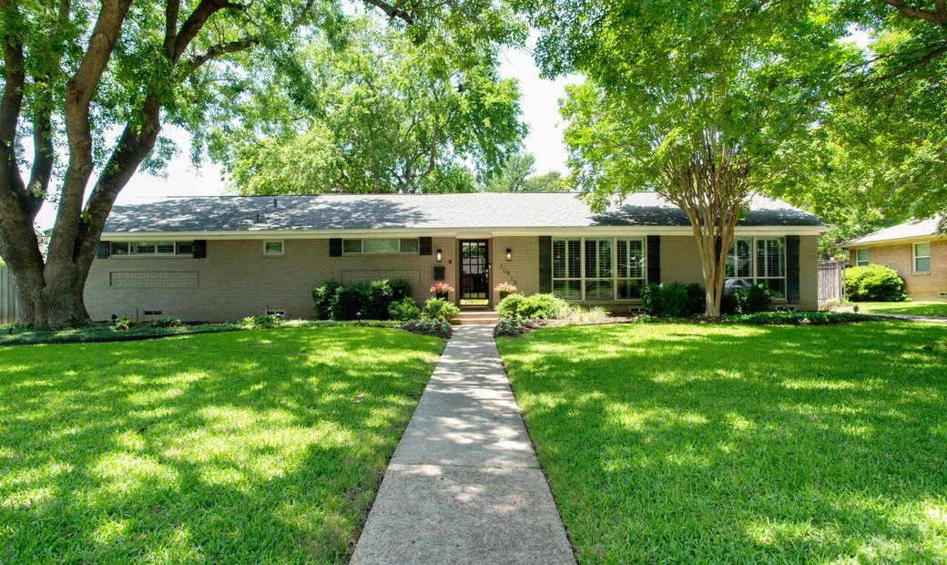 Darling Traditional On Disney Streets In Dallas, Texas, United States ...