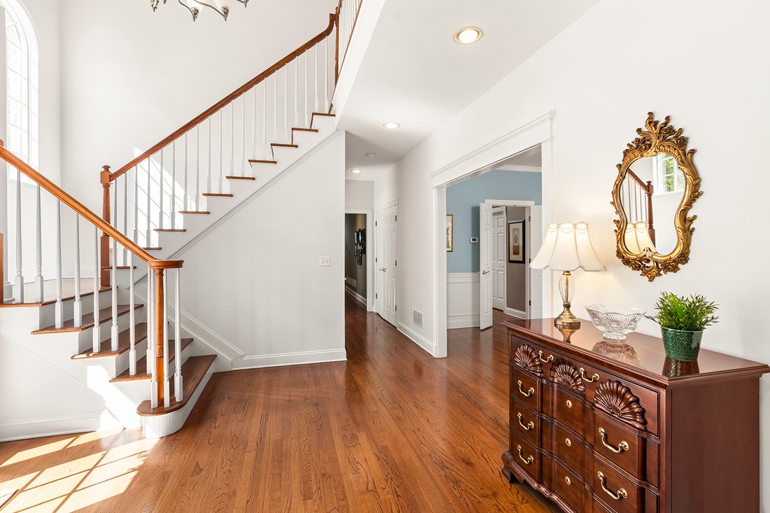 Stunning Brookrace Neighborhood Colonial In Mendham, New Jersey, United ...