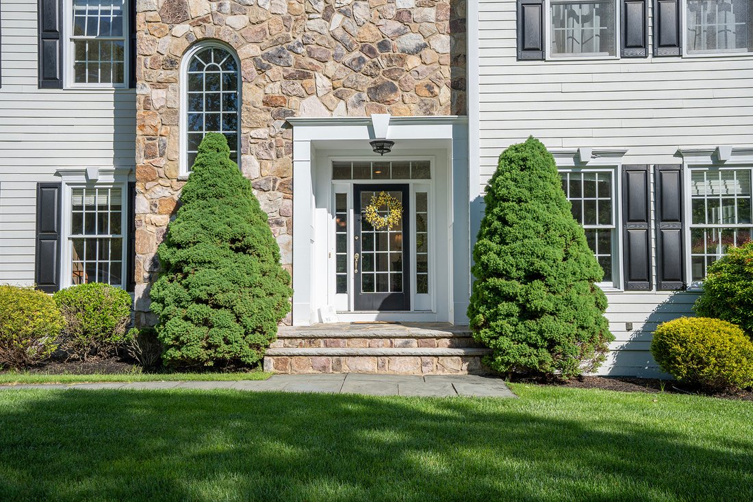Stunning Brookrace Neighborhood Colonial In Mendham, New Jersey, United ...