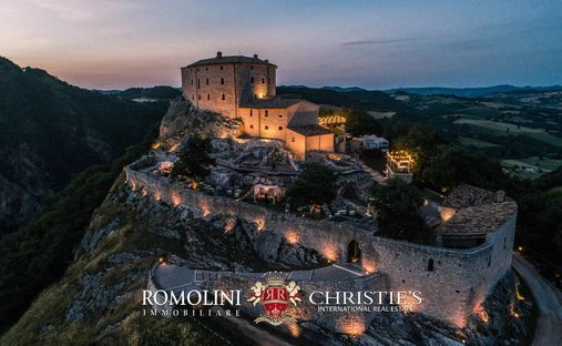 Luxe châteaux avec cave à vins à vendre en Cagli, Marches, Italie ...