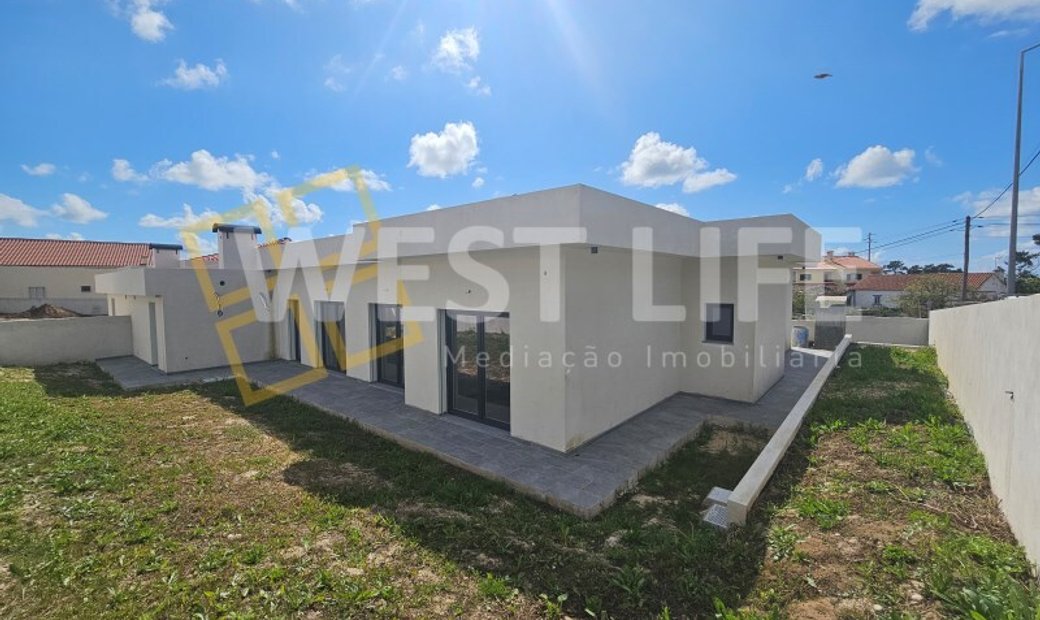 Casa T4 De Una Sola Planta Insertada En Ericeira, Distrito De Lisboa ...