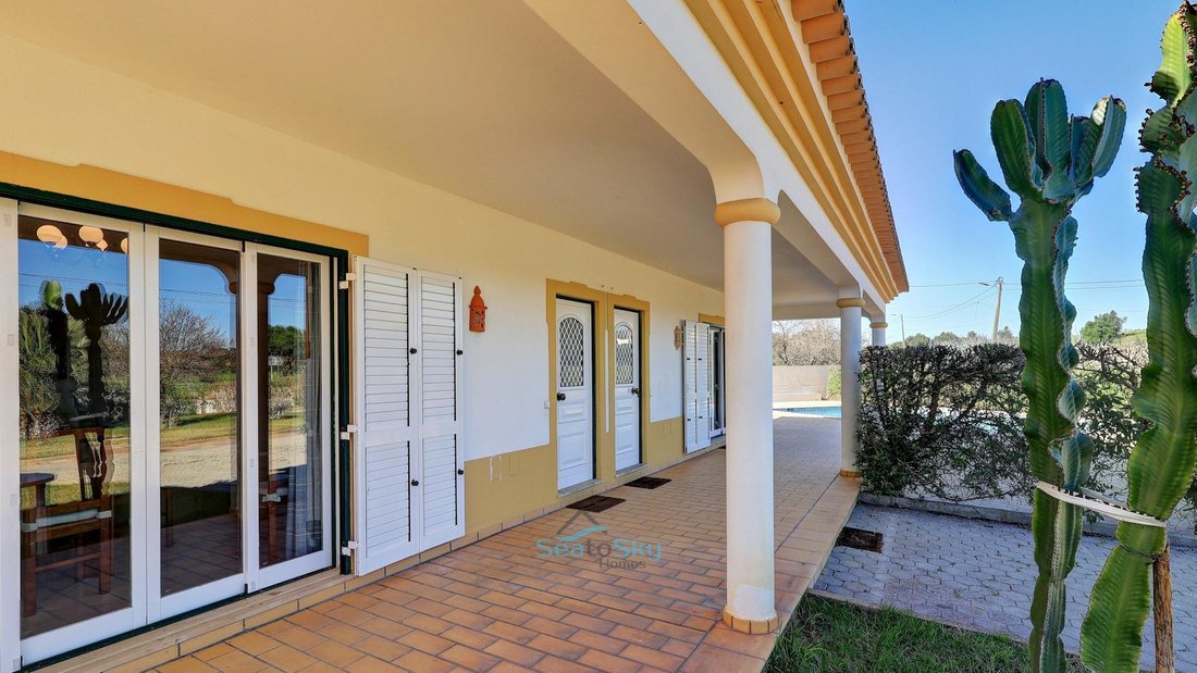 Large House Divided Into Two Dwellings In Porches, Faro District ...