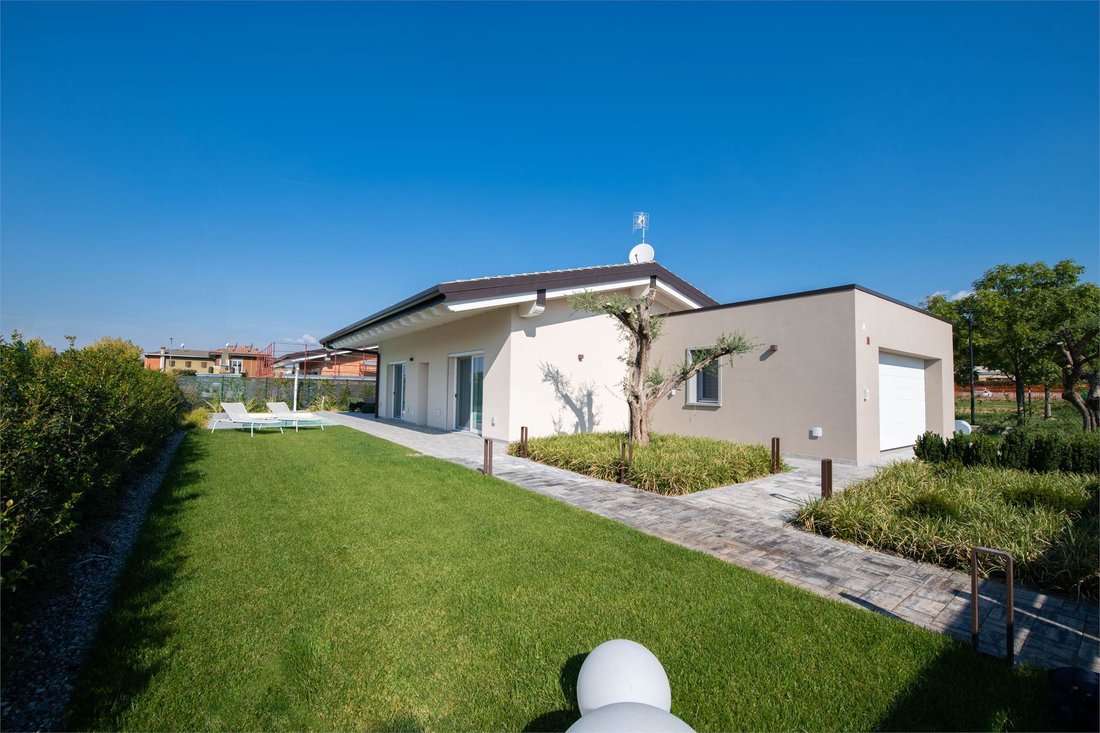 Single Villa In Class A4 In Raffa, Lombardy, Italy For Sale (15680240)
