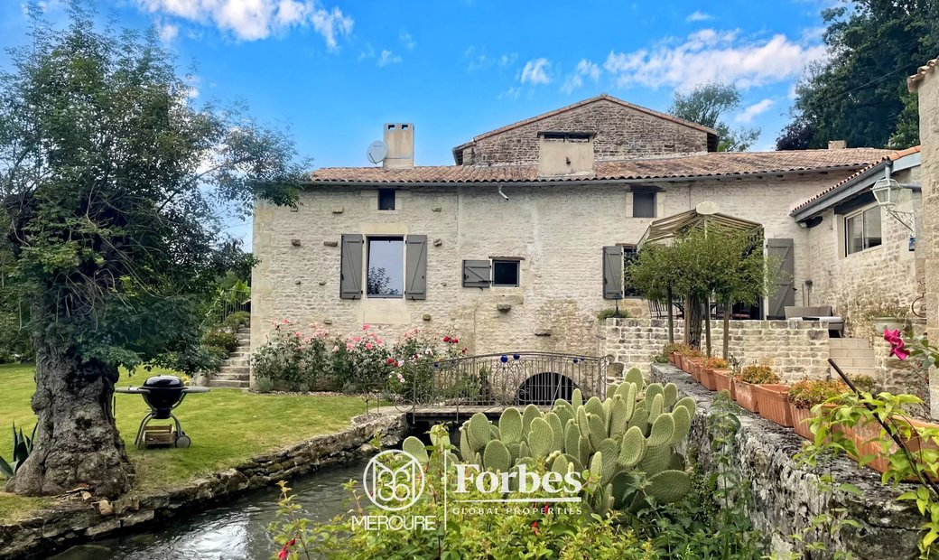 Property Borded By The River In Niort, Nouvelle Aquitaine, France For ...