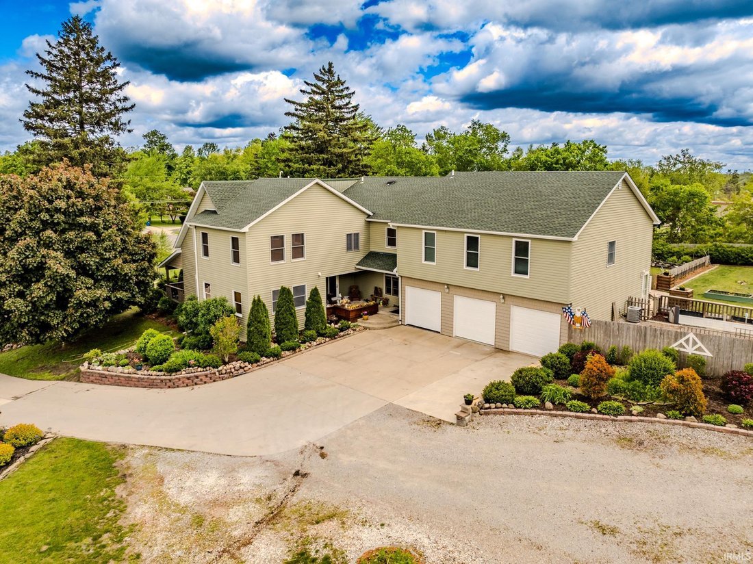 6 Bedrooms Single Family Detached In Angola, Indiana, United States For ...