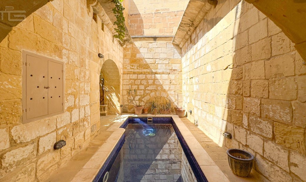 Vic1022 Charming 18c Farmhouse In The Old Alley Of Victoria In Victoria ...