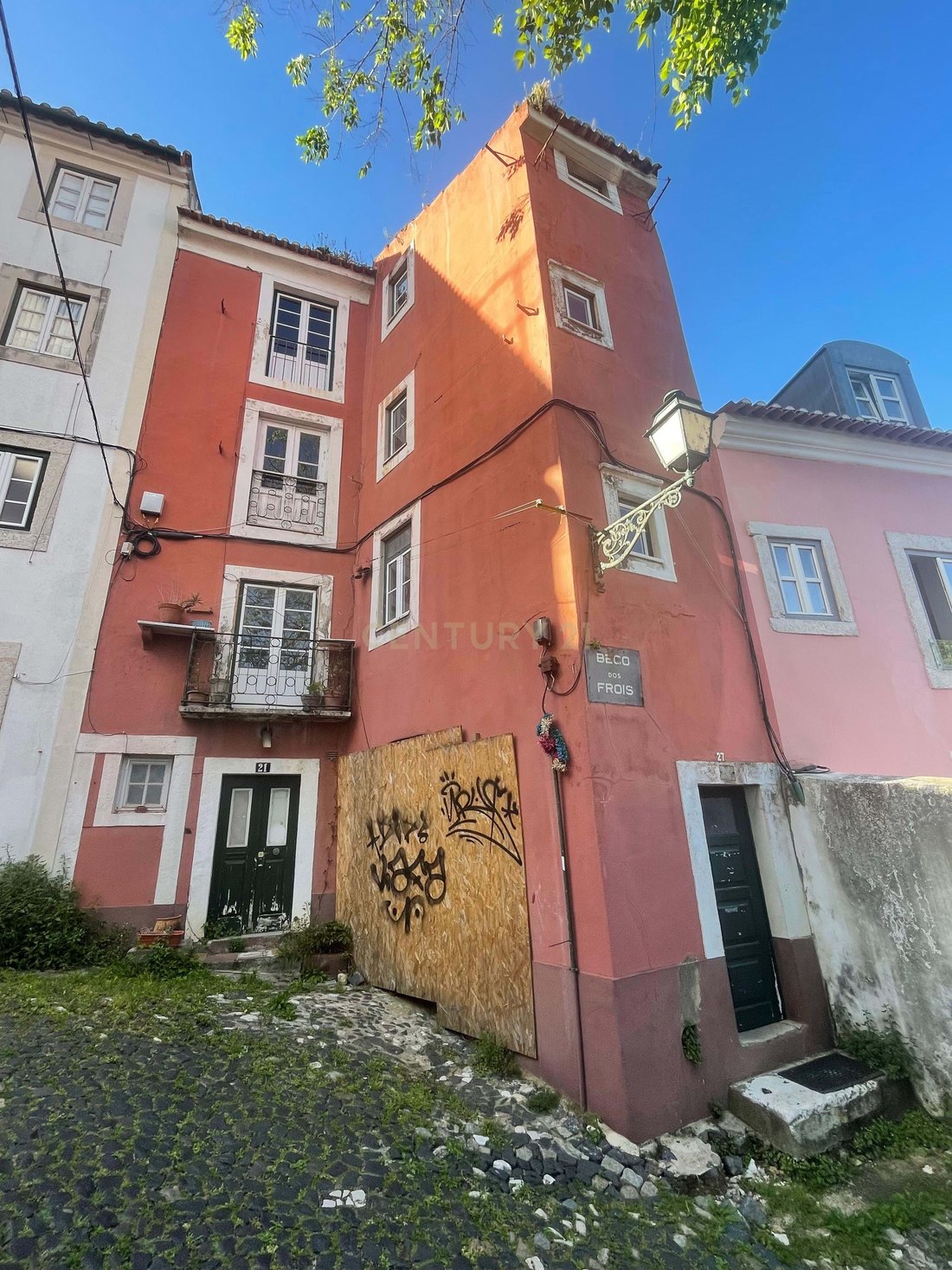 Prédio Dévoluto Ao Lado Das Muralhas Dans Santa Maria Maior, Lisbonne ...