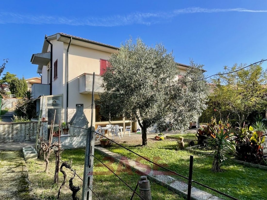 Villa Libre Sur 4 Côtés Sur Deux Niveaux Dans Guardistallo, Toscane ...