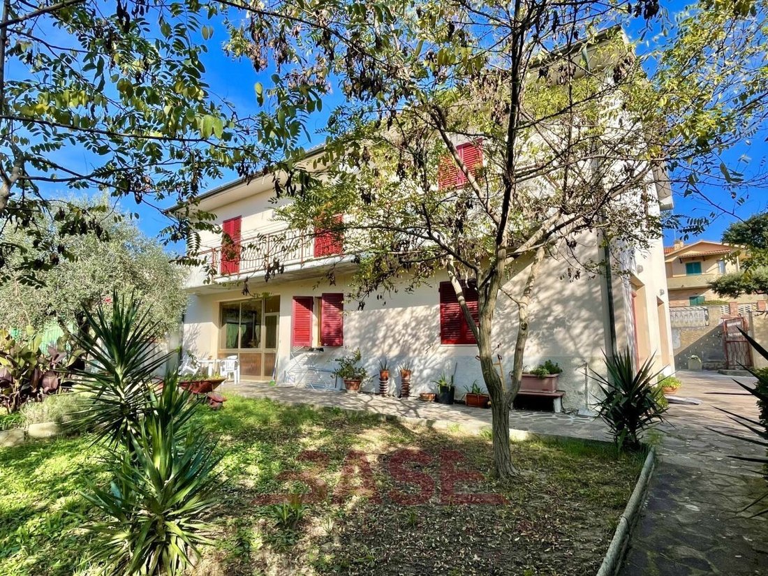 Villa Libre Sur 4 Côtés Sur Deux Niveaux Dans Guardistallo, Toscane ...