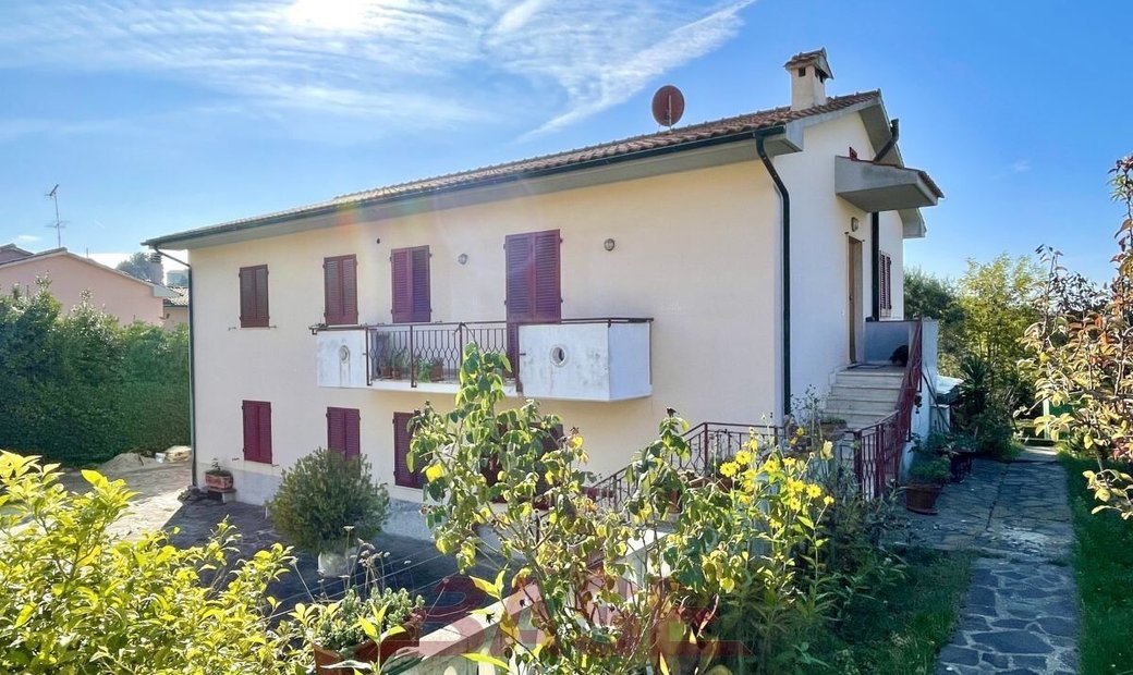 Villa Libre Sur 4 Côtés Sur Deux Niveaux Dans Guardistallo, Toscane ...