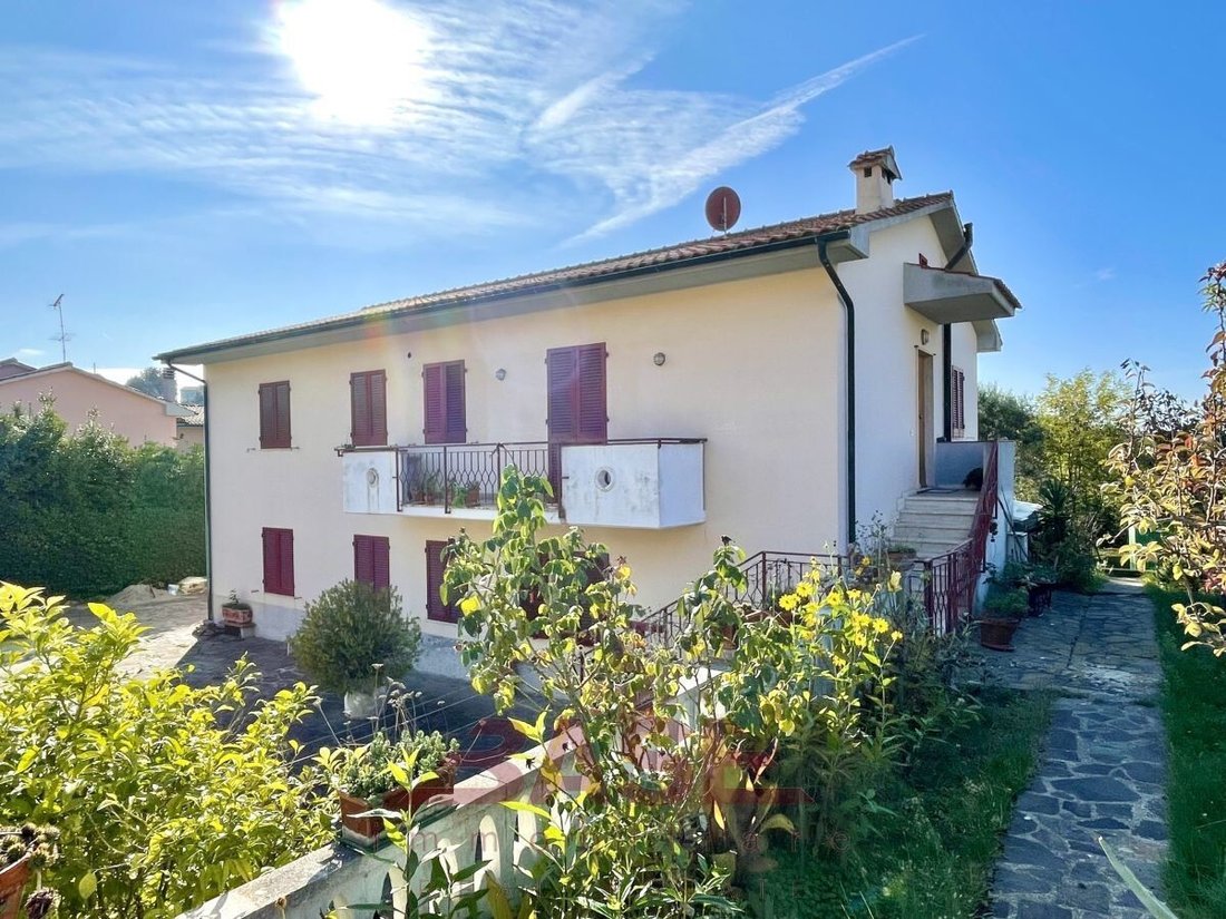 Freistehende Villa Auf 4 Etagen Auf Zwei In Guardistallo, Toskana ...