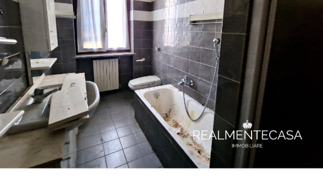 17th Century Farmhouse Of 1,548 Sqm Divided Into 3 In Corbetta ...