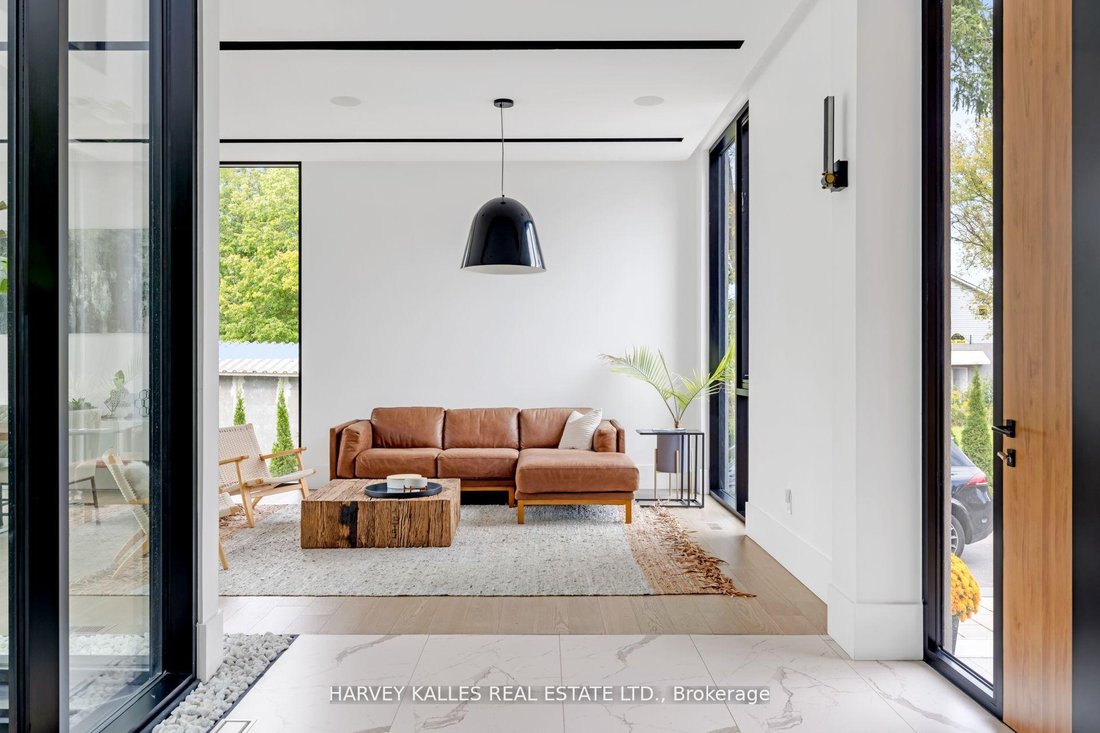 Effortlessly Chic Show Stopper In Whitchurch Stouffville, Ontario ...