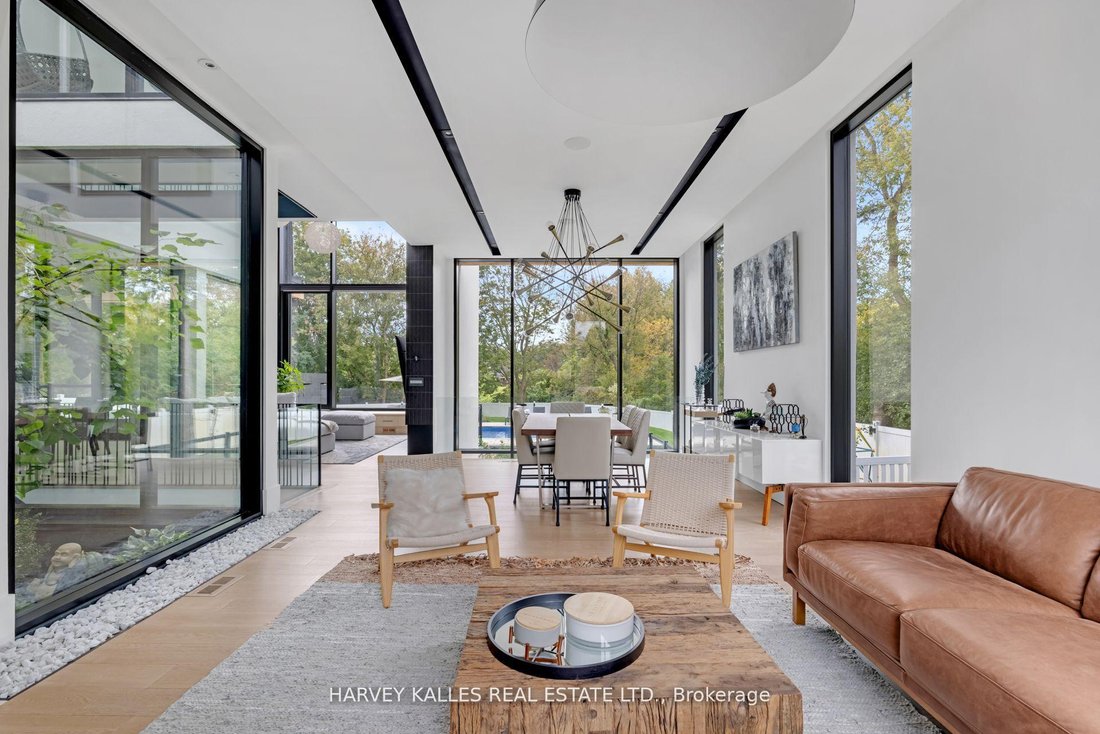 Effortlessly Chic Show Stopper In Whitchurch Stouffville, Ontario ...