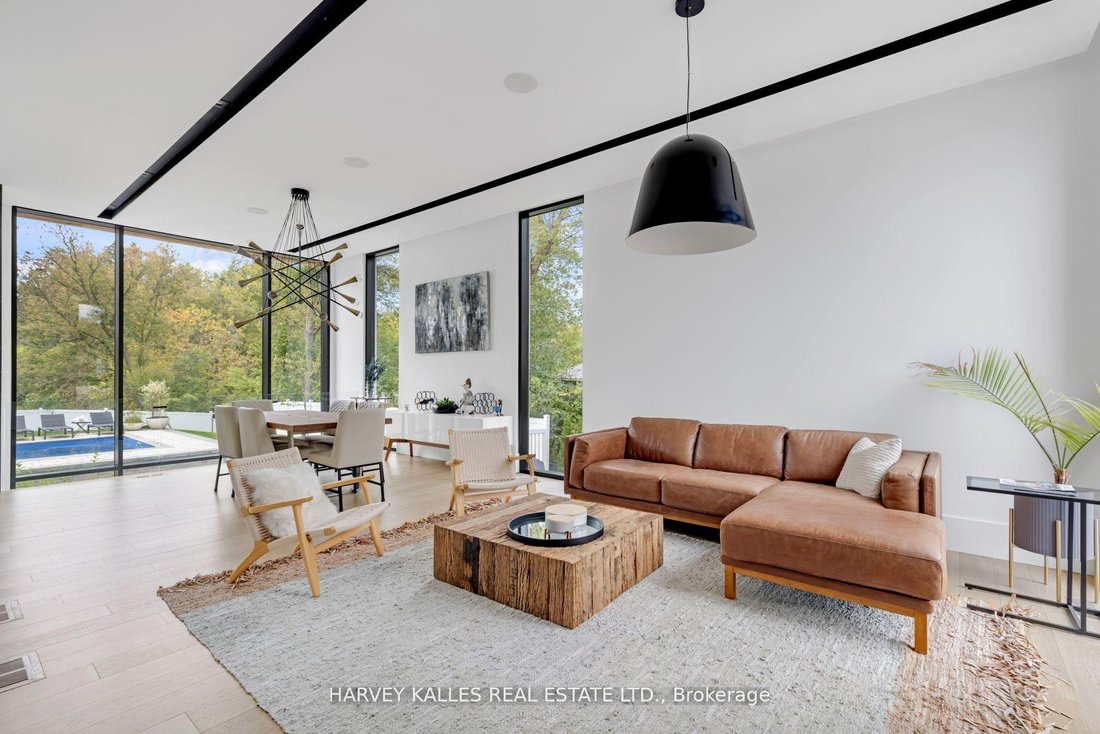 Effortlessly Chic Show Stopper In Whitchurch Stouffville, Ontario ...