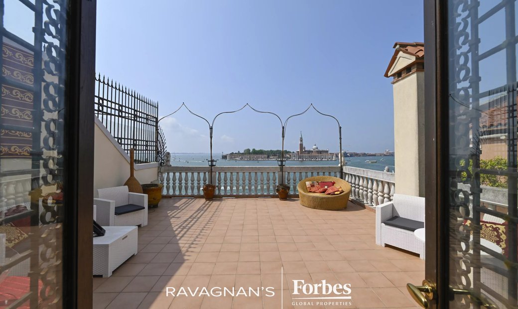 Elegant Two Level Property With Spacious Terrace And In Venice, Veneto ...