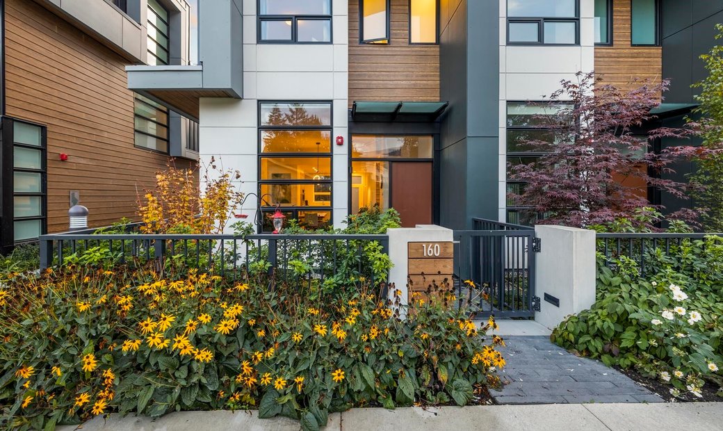 Spacious End Unit Townhome With In North Vancouver, British Columbia ...