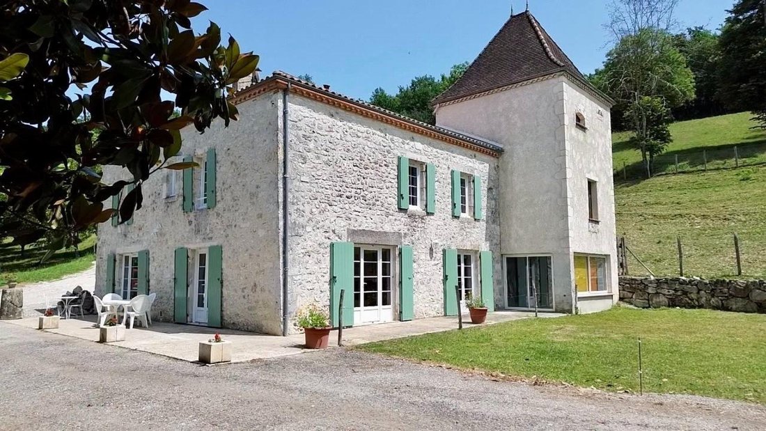 Charmante Maison En Pierre Sur 12 Ha In Pujols, Nouvelle Aquitaine ...