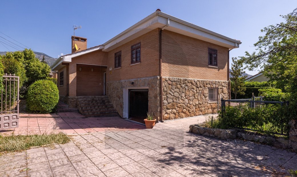Chalet Independiente En La In Manzanares El Real, Community Of Madrid ...