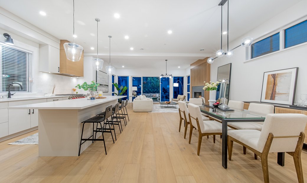 Contemporary Masterpiece In West Vancouver, British Columbia, Canada ...