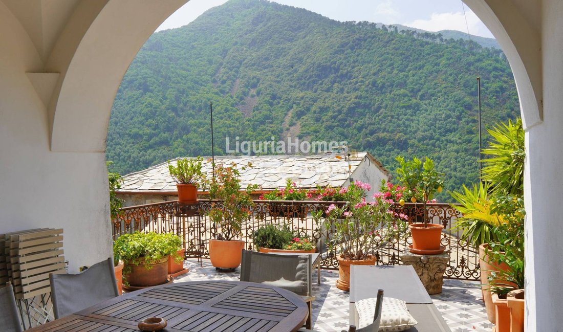 Stadthaus Montalto Carpasio In Montalto Ligure, Ligurien, Italien Zu ...
