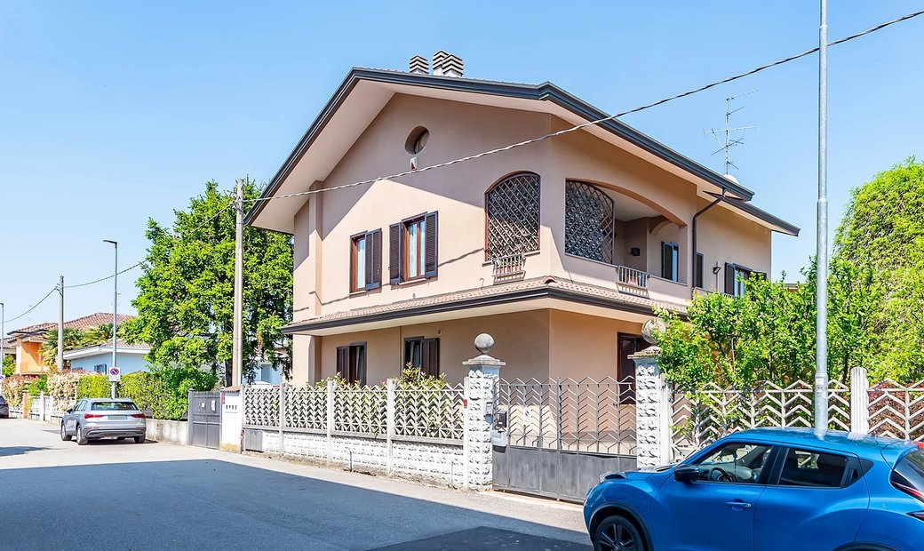 Spacious Villa For Sale In Origgio In Origgio, Lombardy, Italy For Sale ...