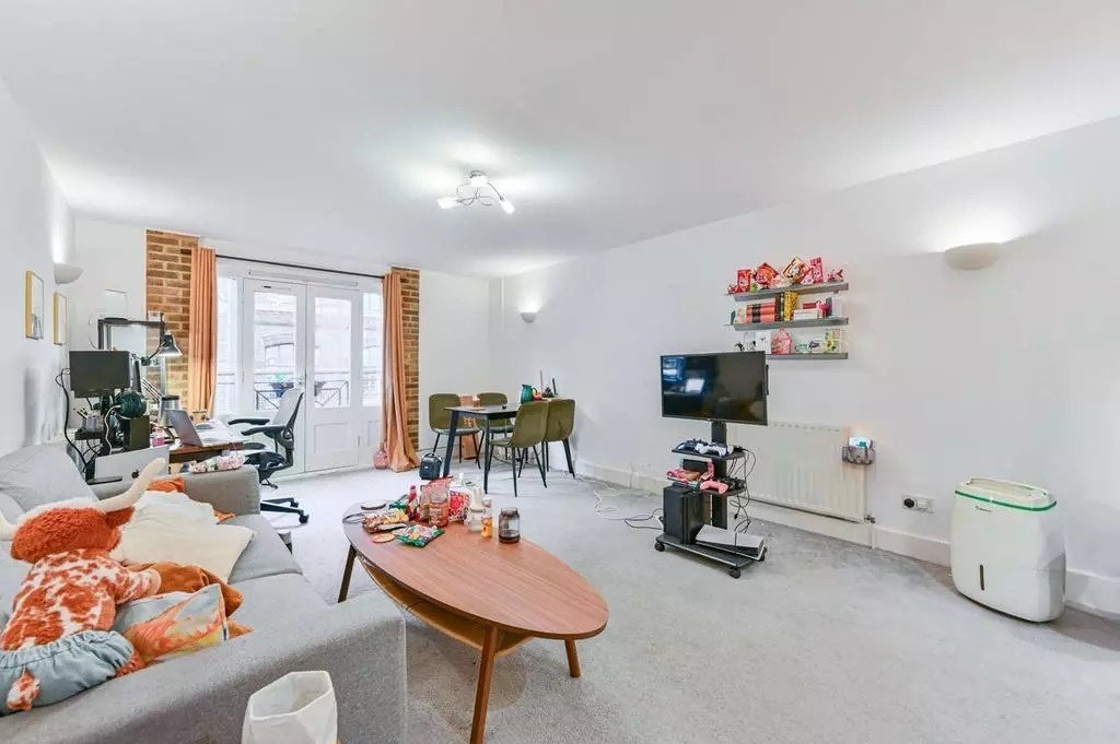 Stylish Two Bedroom Apartment With Parking In London, England, United ...